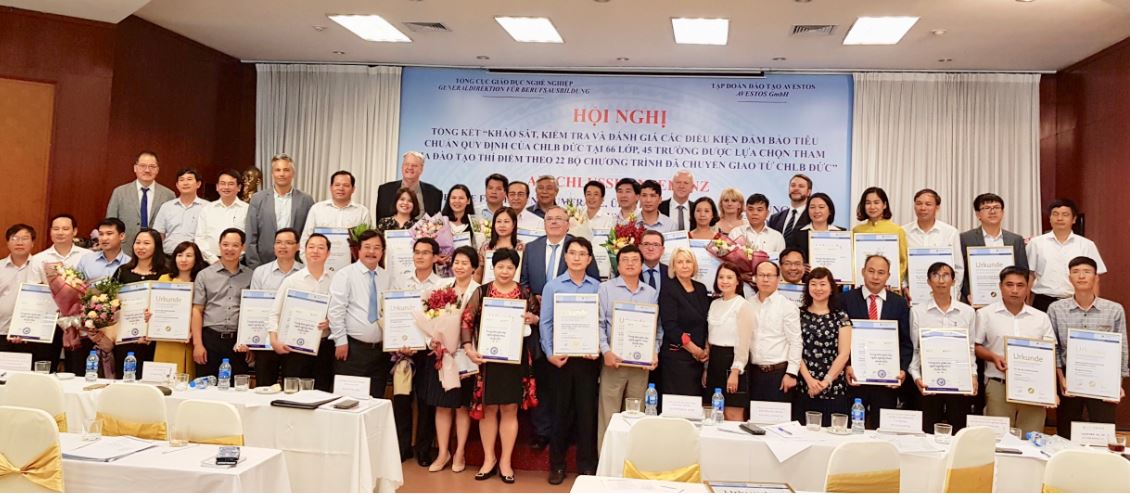 Đại diện CCT1 - thầy Nguyễn An (đứng ngoài cùng tay phải hàng đầu tiên) tham dự Hội nghị và nhận ...